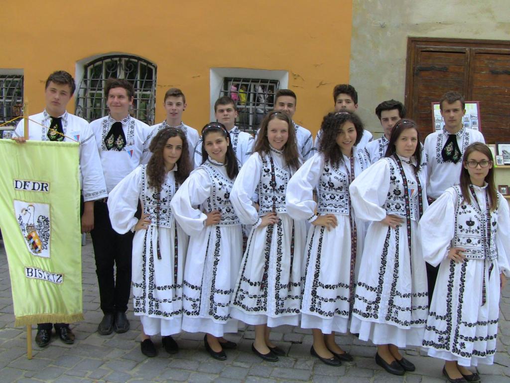 FORMAŢIA DE DANSURI SĂSEŞTI „REGENBOGEN” A FORUMULUI GERMAN, LA „ZILELE ...
