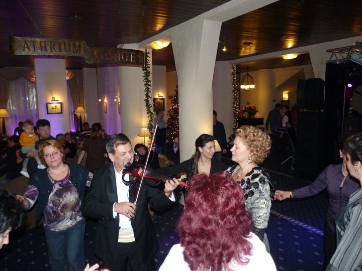 Artişti aleşi pe sprânceană la nunta lui Alin de către socrii mari ...