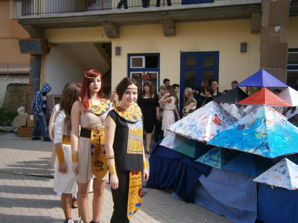 Personaje mitice din Egipt şi Grecia au prins viaţă prin centrul ...