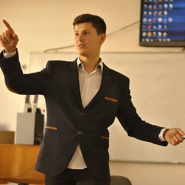 Şeful promoţiei de la Colegiul „Andrei Mureşanu”, Şerban Gabriel Groza ...