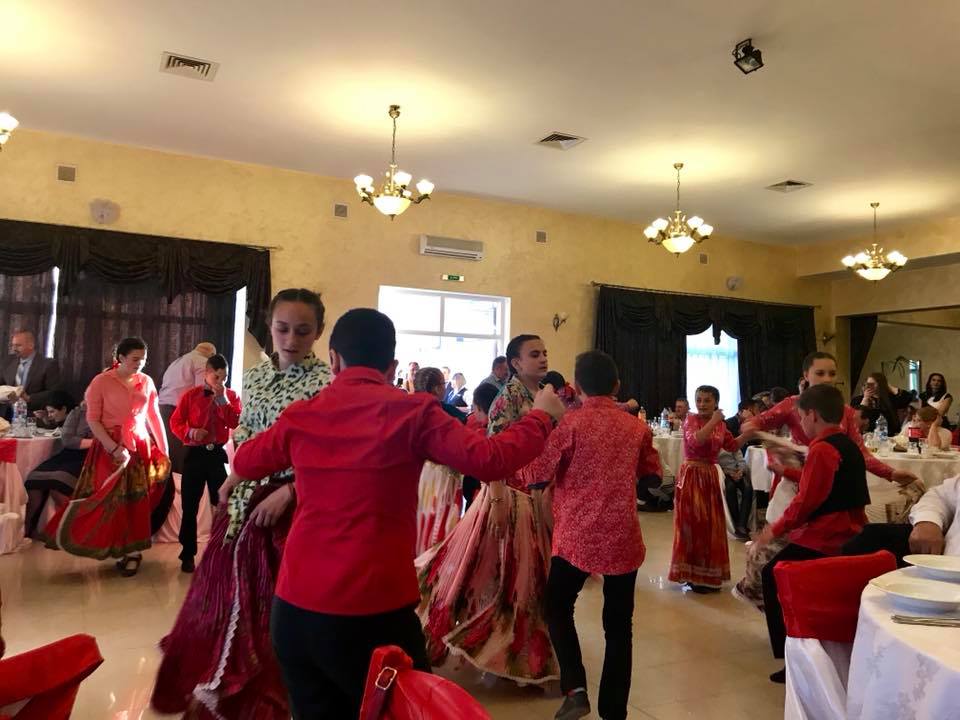 Sărbătoarea romilor bistriţeni: dans, muzică şi voie bună | Răsunetul