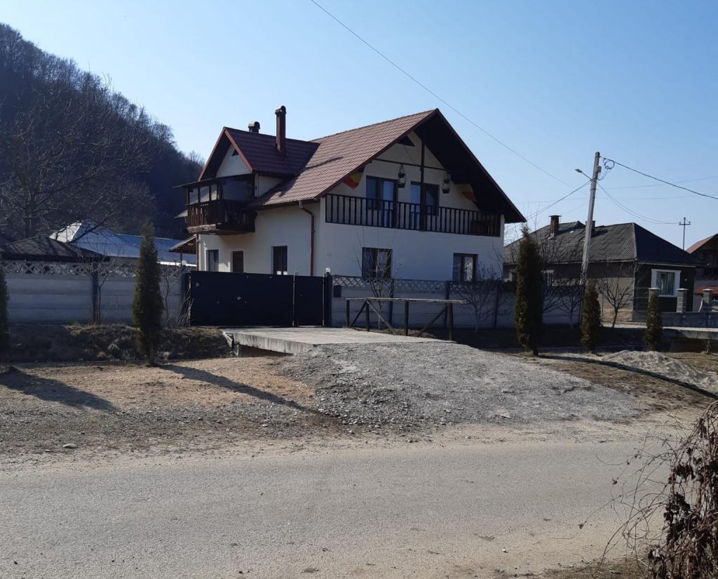 Măluţ, un sat occidentalizat. De la casele din lut şi cărămidă arsă ...