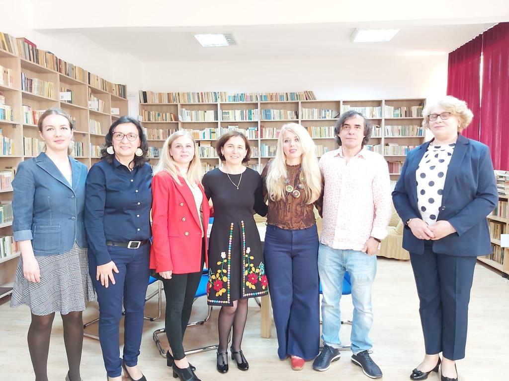 SCRIITORII MIRCEA CĂRTĂRESCU și IOANA NICOLAIE la Liceul Teoretic “C. R ...