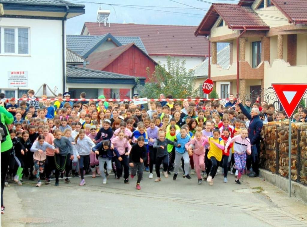 Elevi, profesori şi nume mari ale atletismului românesc au cinstit ...