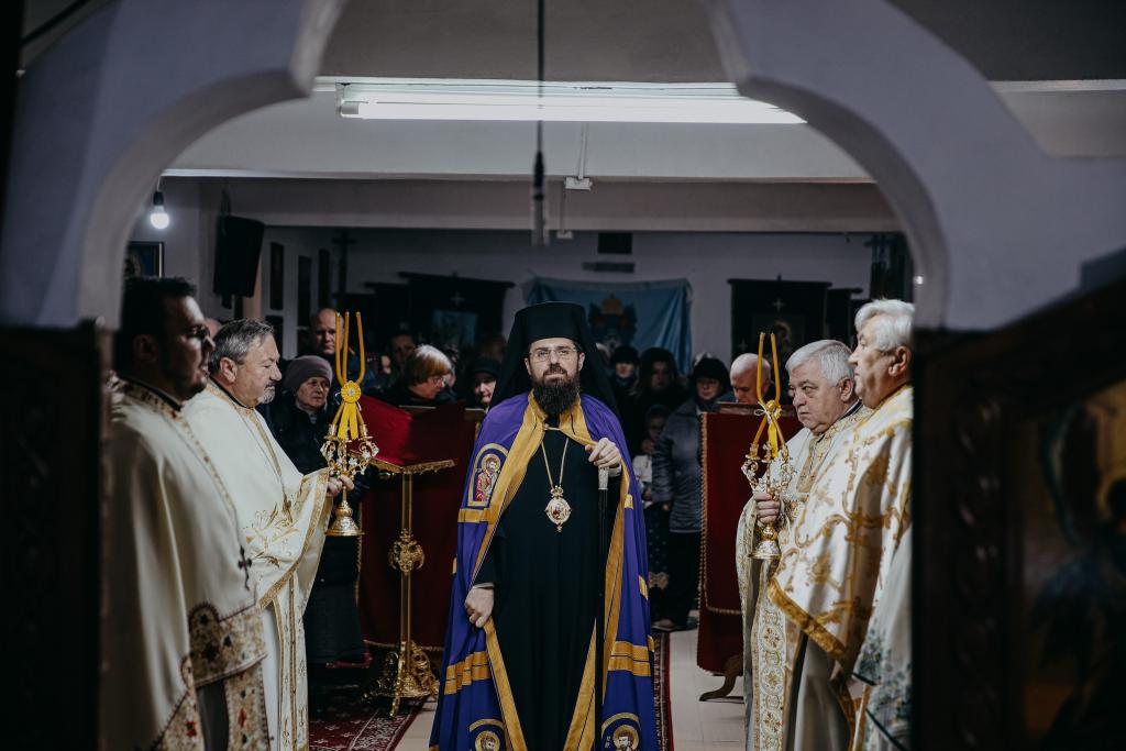 Episcopul-vicar Benedict Bistrițeanul, la hramul Bisericii„Sfântul ...