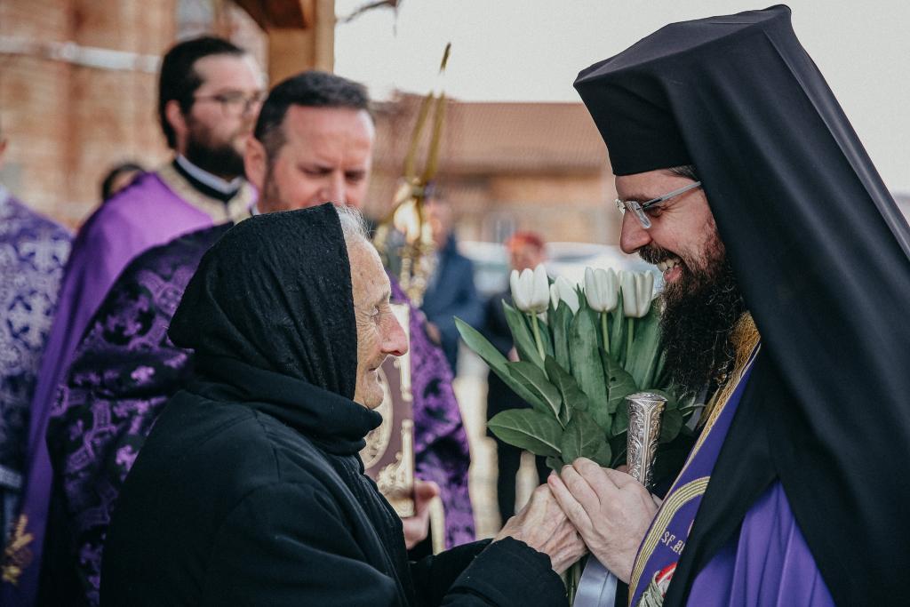 Beclean: Episcopul Benedict a sfințit clopotele de la noua biserică din ...