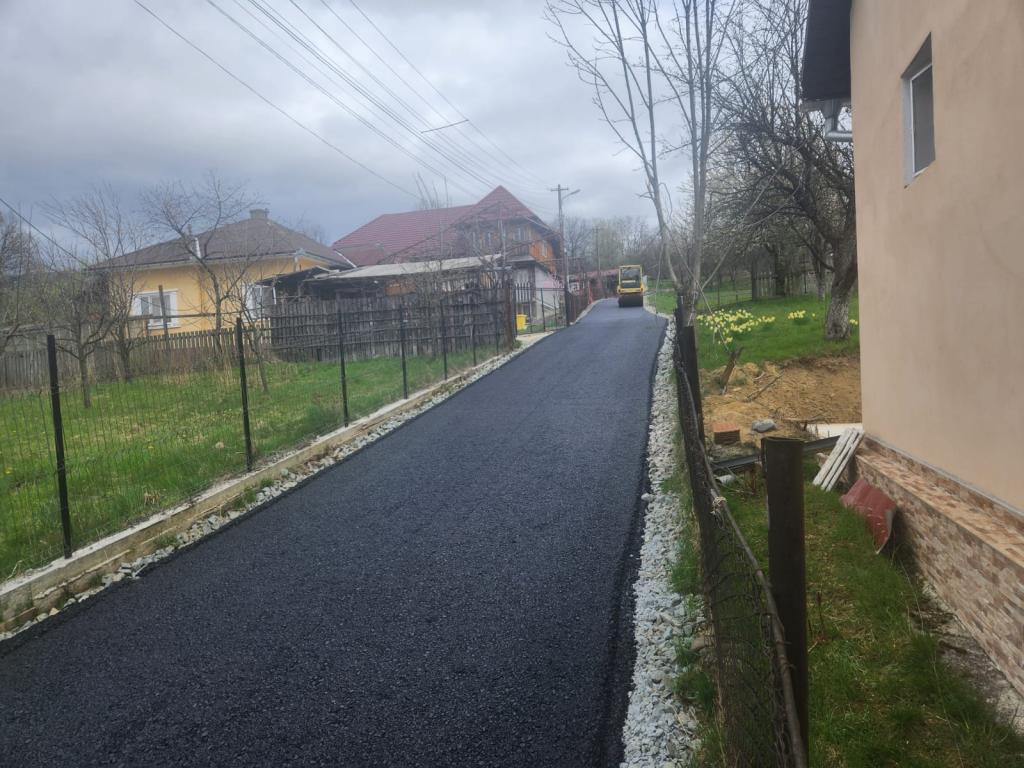 Primul strat de asfalt pe câteva tronsoane de drumuri din Prundu ...