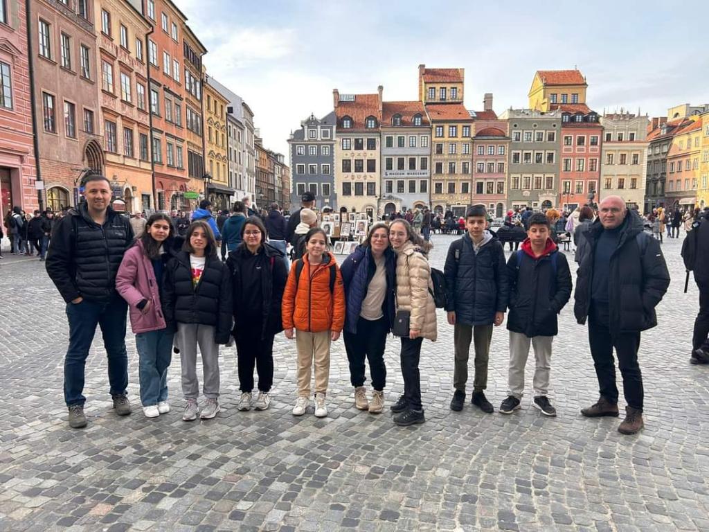 Elevi şi cadre didactice de la Şcoala Gimnazială Ilva Mare, într-o ...