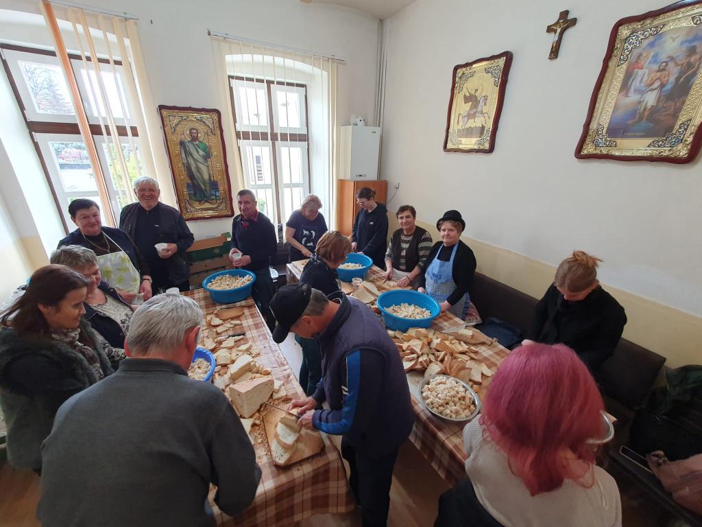 5000 de pahare cu Pască sunt pregătite pentru bistriţeni la Biserica de ...