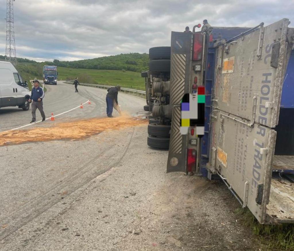 Un autocamion cu ovine s-a răsturnat la Teaca | Răsunetul