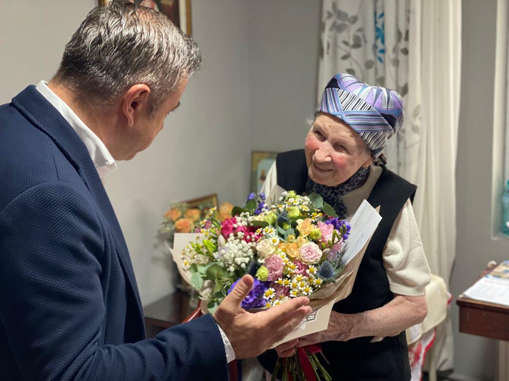 Doamna Ioana Constantin, felicitată de primarul Ioan Turc la împlinirea ...