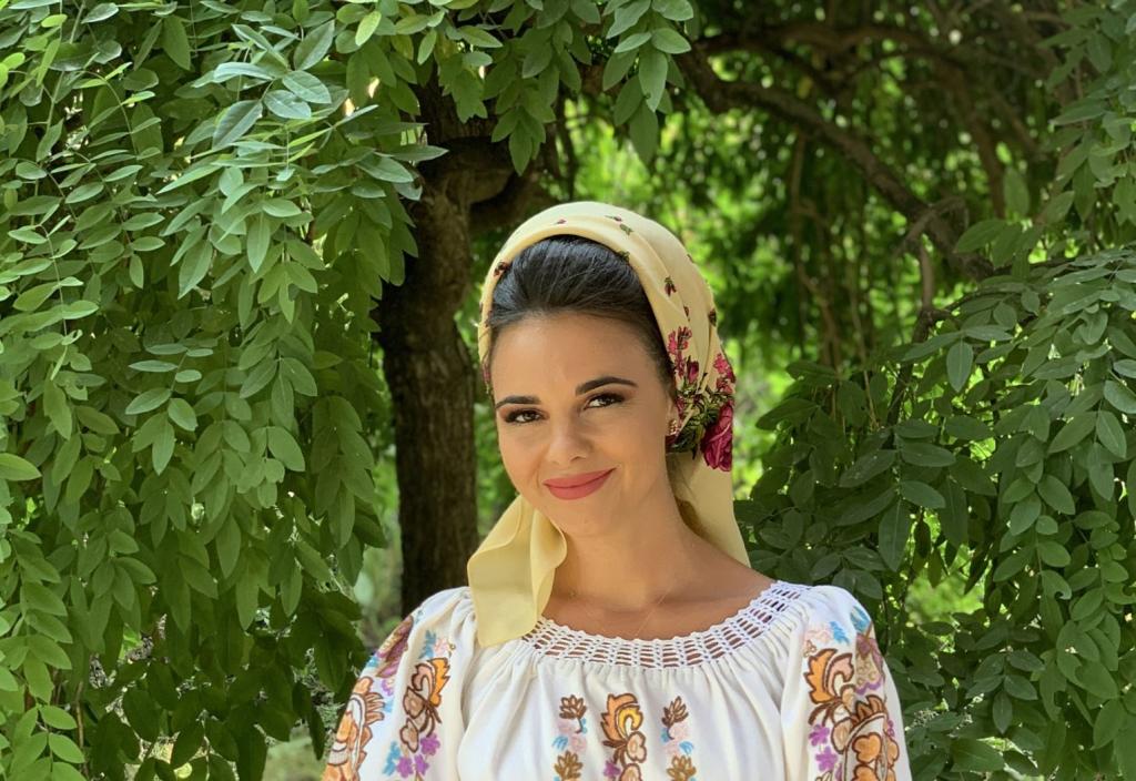 La mulți ani, ALINA CEUCA, interpretă muzică populară! | Răsunetul