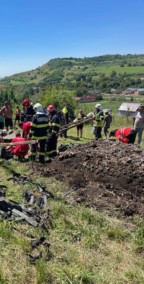 Tragedie la Pinticu Tecii. Tată şi fiu au intrat într-o fântână şi nu ...
