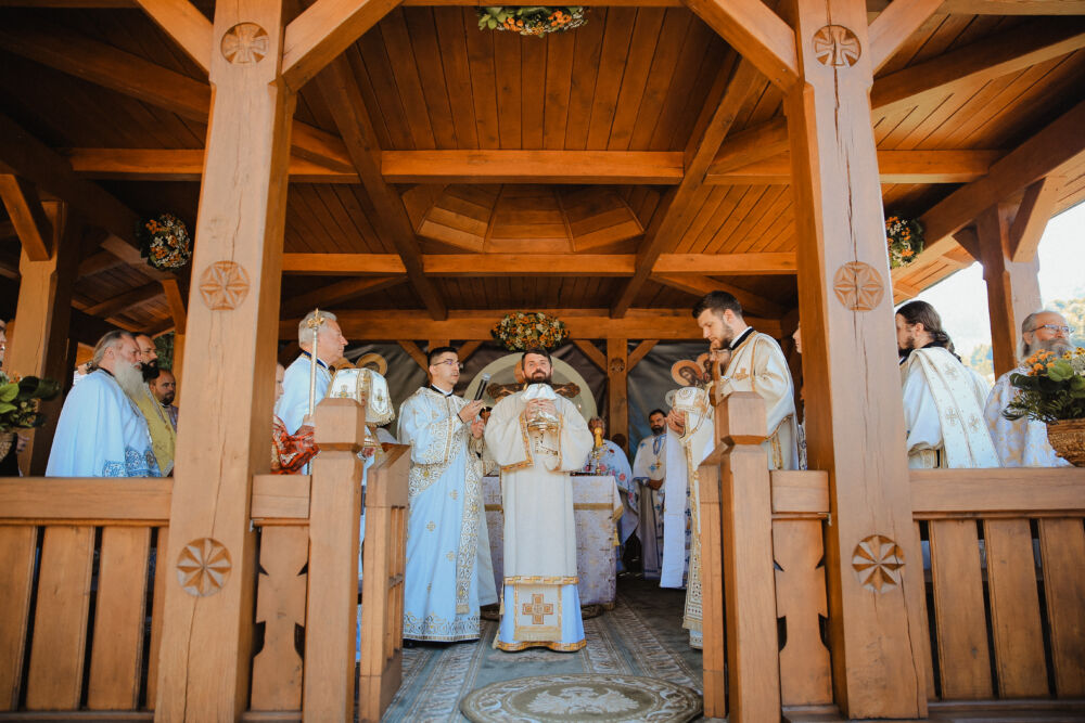Episcopul-vicar Benedict Bistrițeanul, la Hramul Mănăstirii de la ...