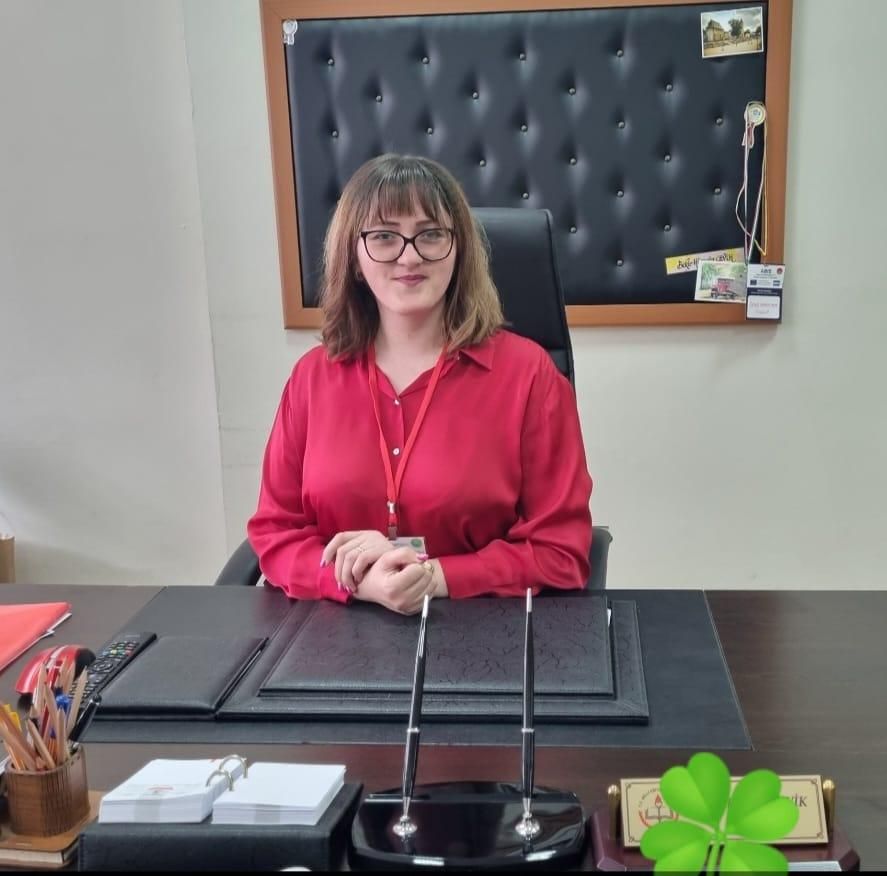 La mulți și binecuvântați ani, prof. Dana Pop, director al Școlii ...