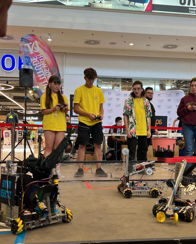 Bolts and Gears, echipa de robotică de la "Liviu", în semifinalele ...
