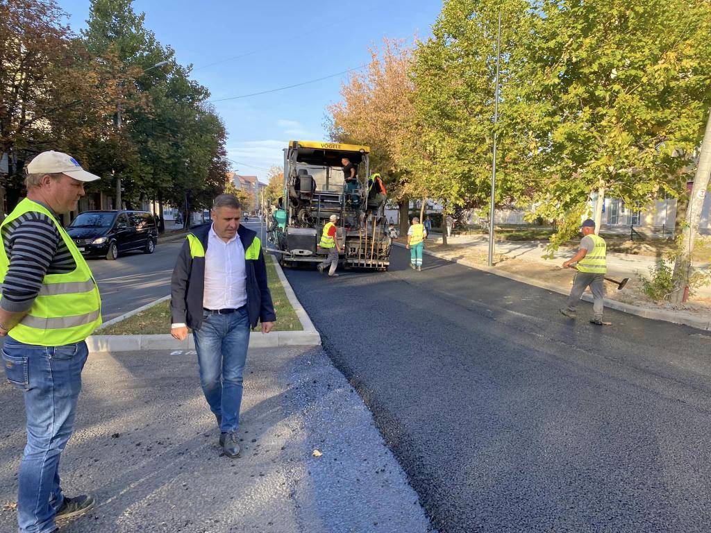 Prinde contur ultimul strat de asfalt de pe strada General Grigore ...