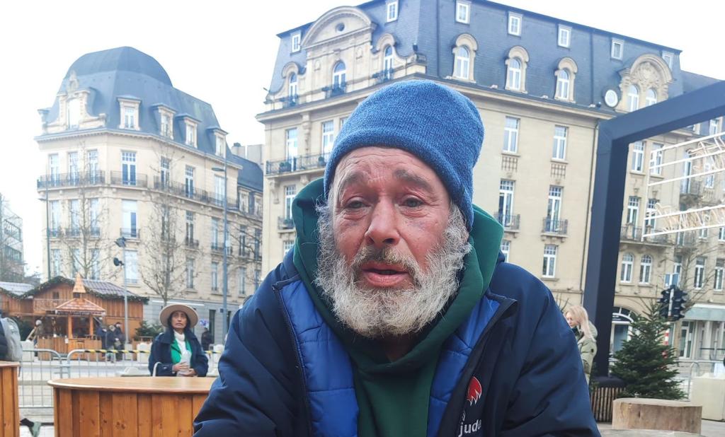 Îl recunoaşteţi? Este în Luxemburg, nu are buletin, crede că se numeşte ...