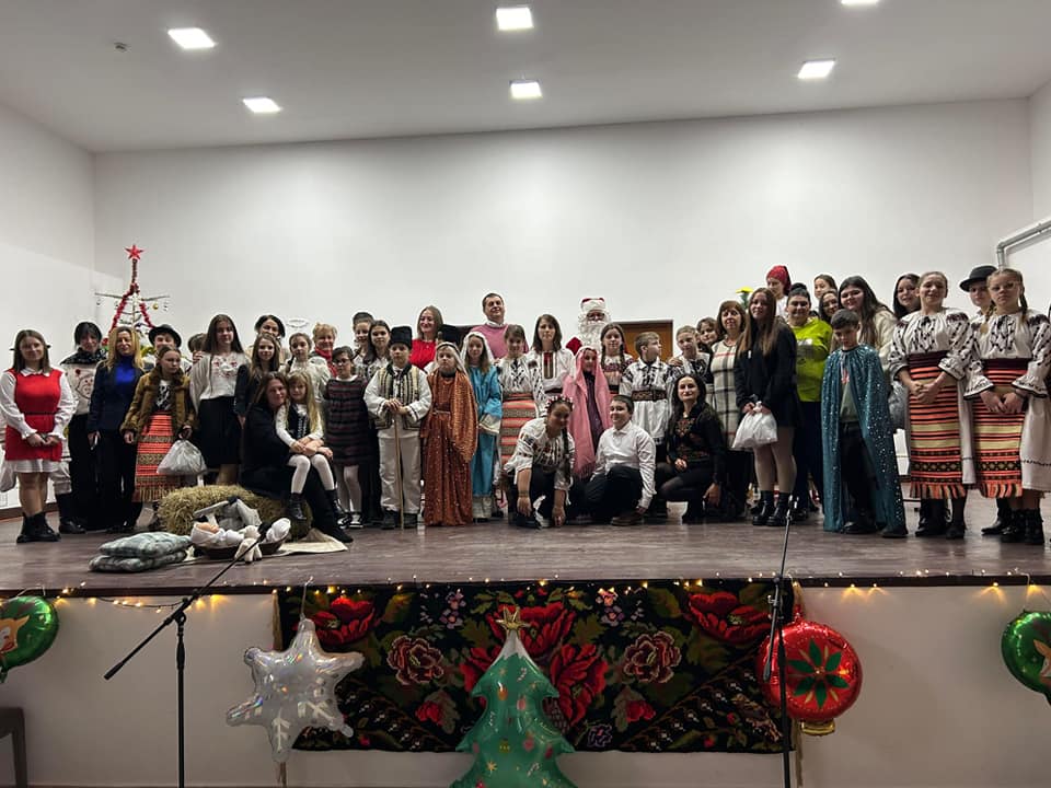 "Să așteptăm Crăciunul"! Spectacol al elevilor de la Școala Gimnazială ...