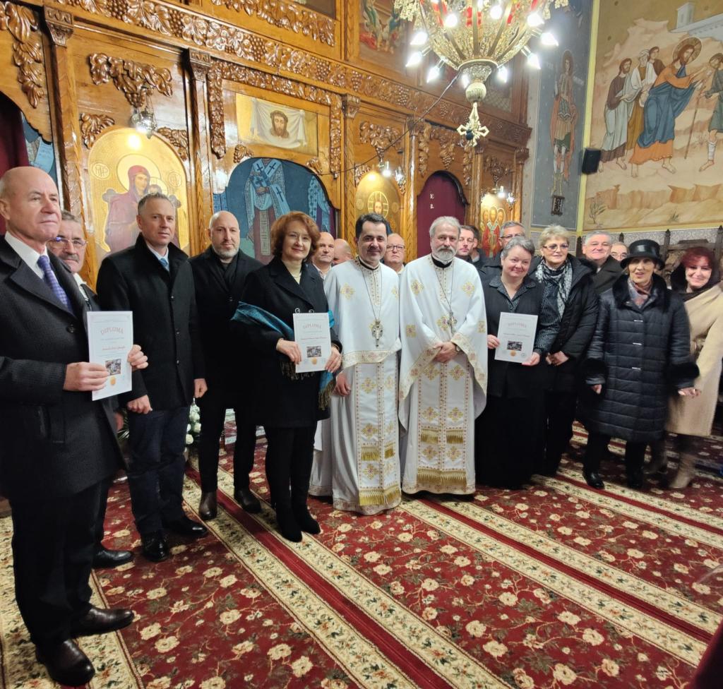 Cântăreţii Bisericii „Sfinţii Trei Ierarhi”, cinstiţi de preoţii Ioan ...