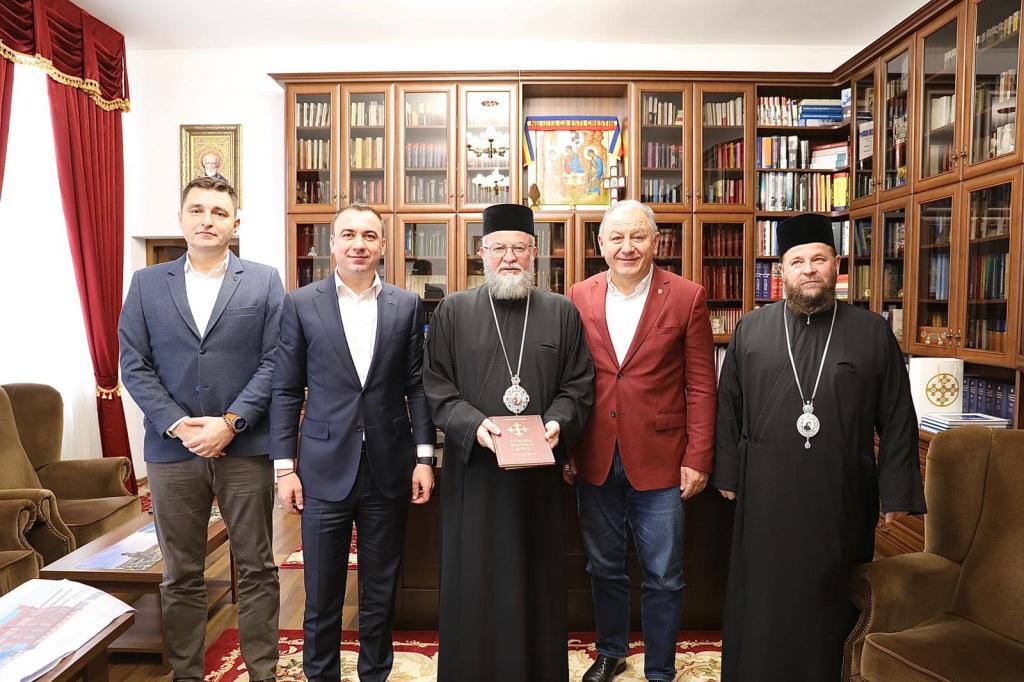 Președintele CJ, Radu Moldovan, și ministrul Bogdan Ivan, alături de ...