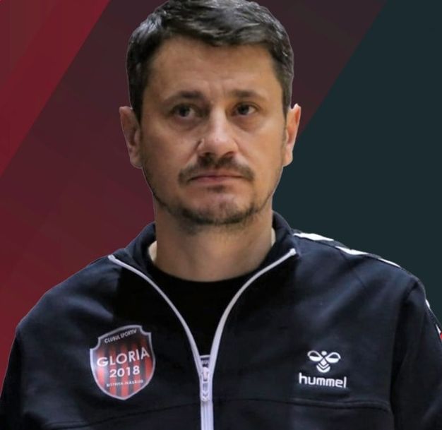 La mulți ani profesorului Radu Moldovan, antrenorul echipei de handbal ...