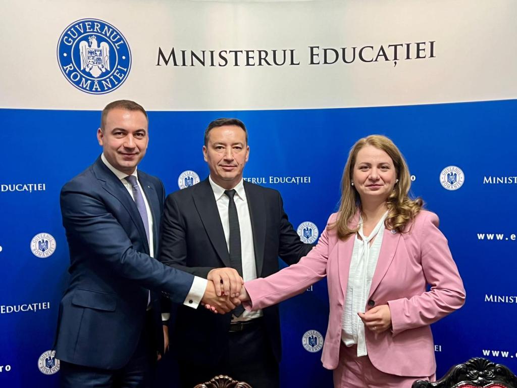 Primarul Doru Crișan a semnat contractul de finanțare de peste 7,5 milioane pentru Consorțiul ...