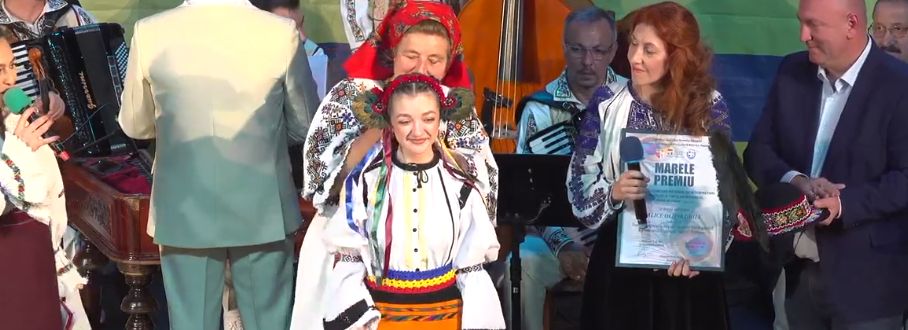 Alice Ghile, păuniţa ce a câştigat Festivalul "Pană de Păun". Trofeul ...