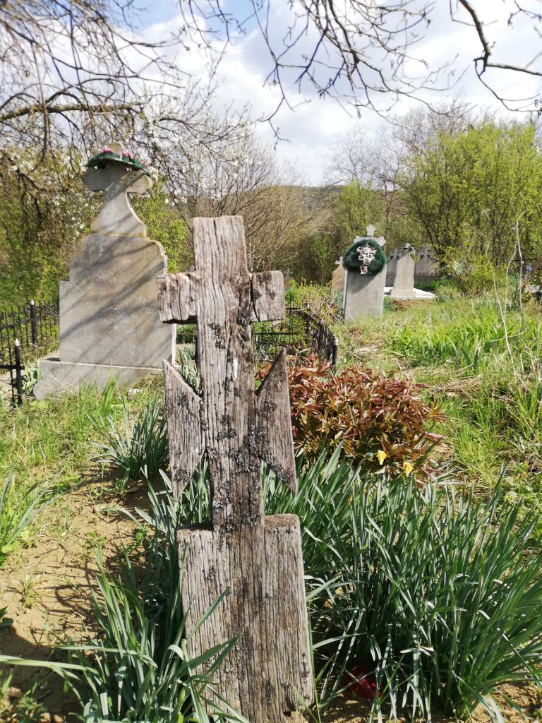 Părintele profesor Nicolae Feier: Crucile sub formă de steag roman din ...