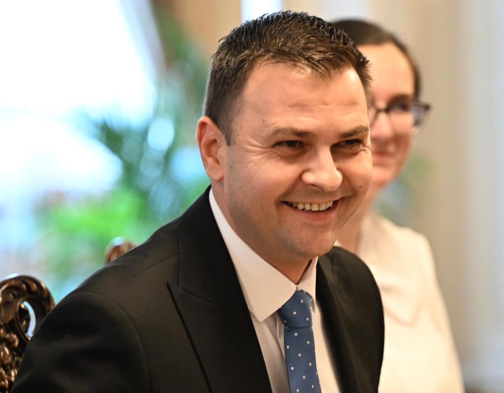 La mulți ani deputatului Daniel Suciu, președintele Delegaţiei ...