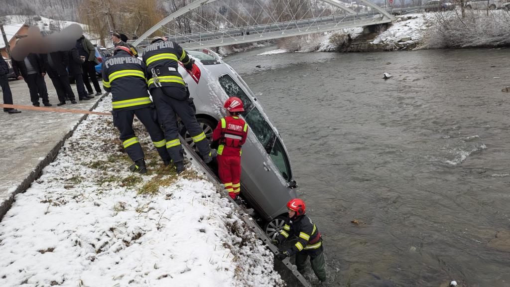 Mașină căzută într-un pârâu la Ilva Mică. Patru persoane au fost ...