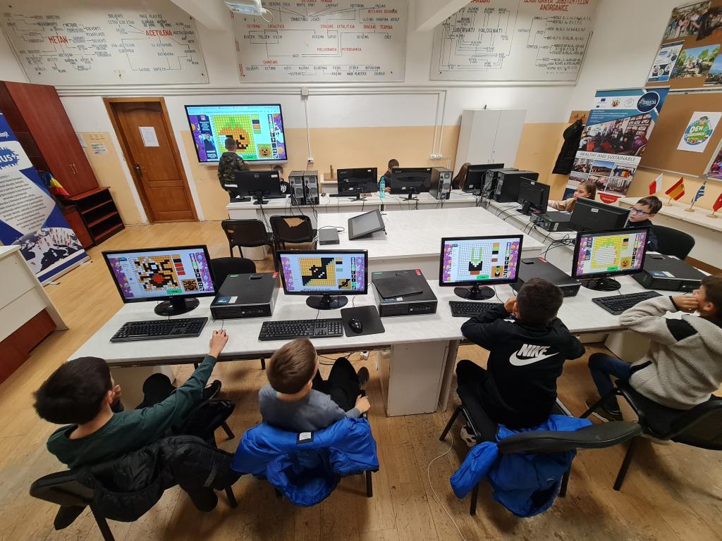 Prof. Iulia Istrate: La palat... explorăm, programăm, învățăm | Răsunetul