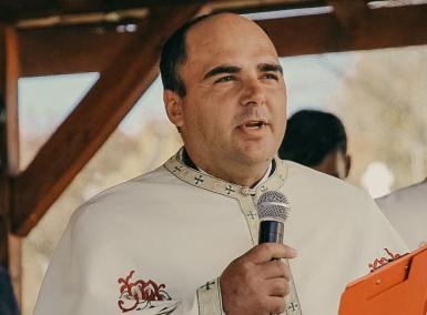 Întru mulţi şi binecuvântați ani părintelui Ciprian Gheorghe Stănișor ...