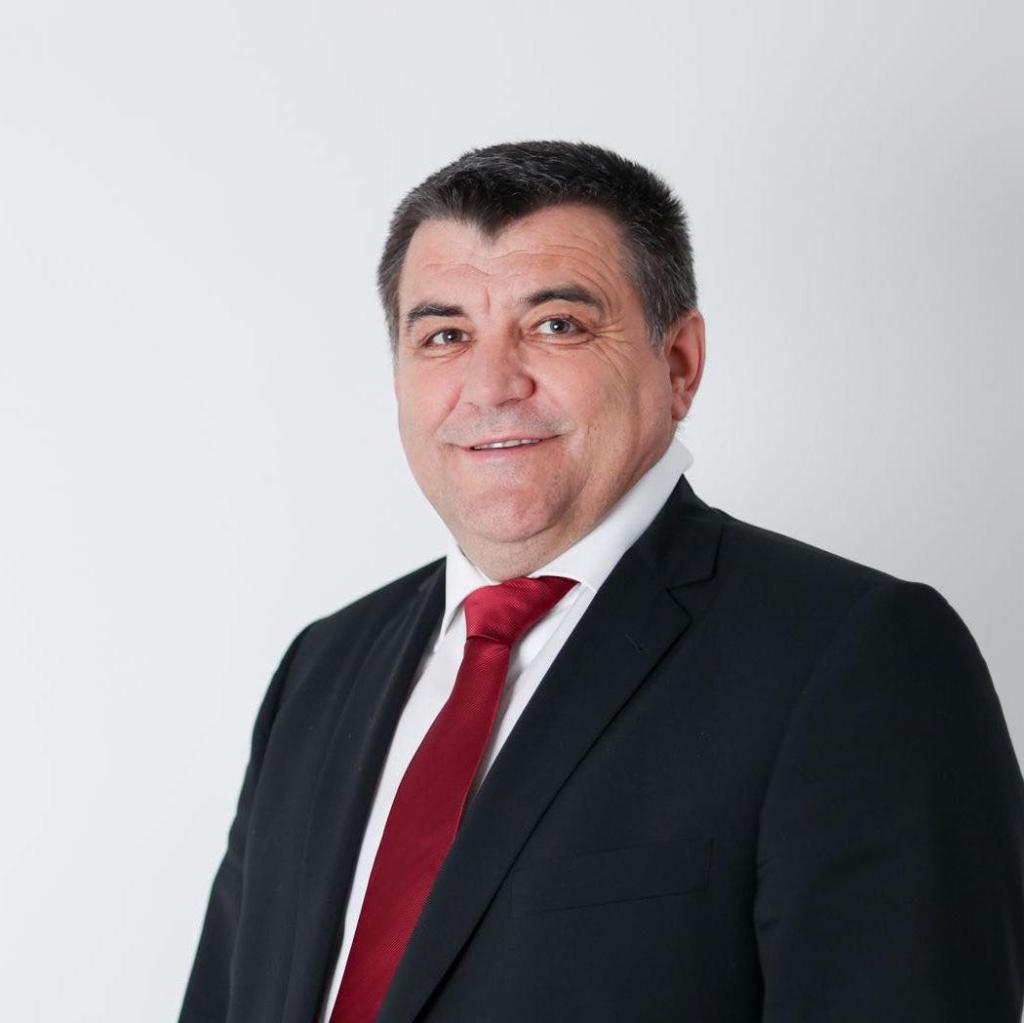 La mulți și rodnici ani domnului inginer profesor NICOLAE MOLDOVAN, primar al oraşului Beclean ...