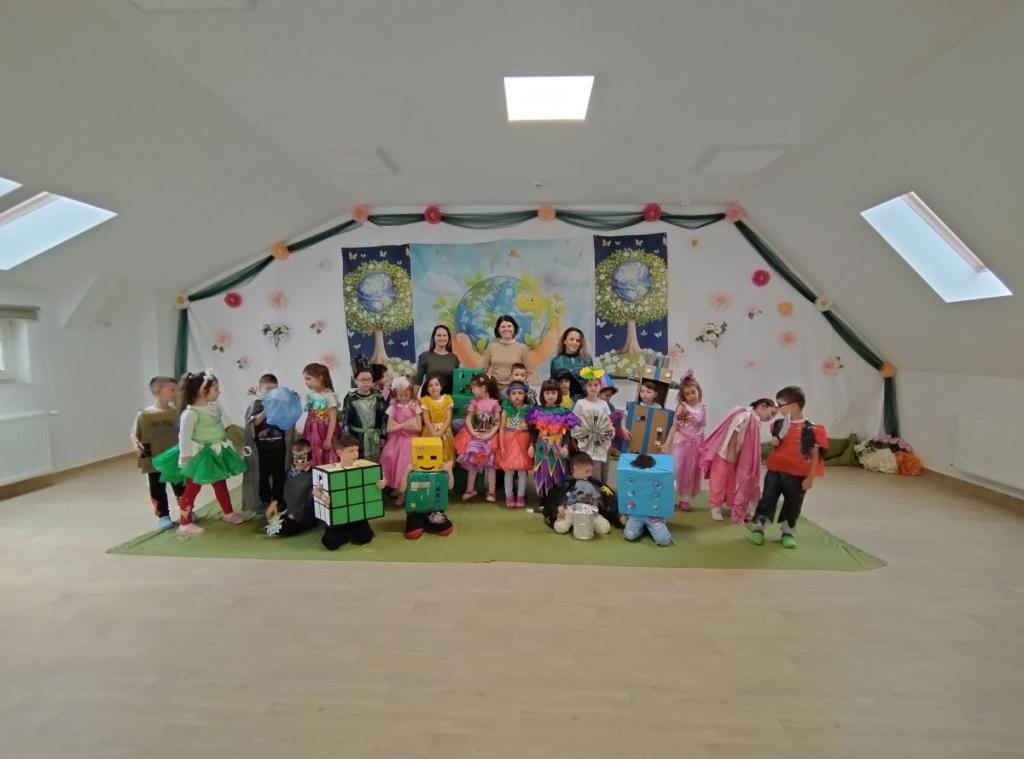 “Eco - Moda”- parada costumelor confecţionate din materiale reciclabile ...