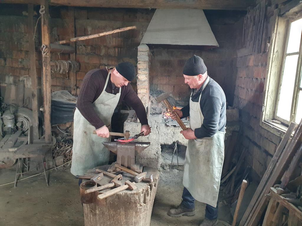 Meșterul fierar DUMITRU TRIF din satul Șieuț, județul Bistrița-Năsăud ...