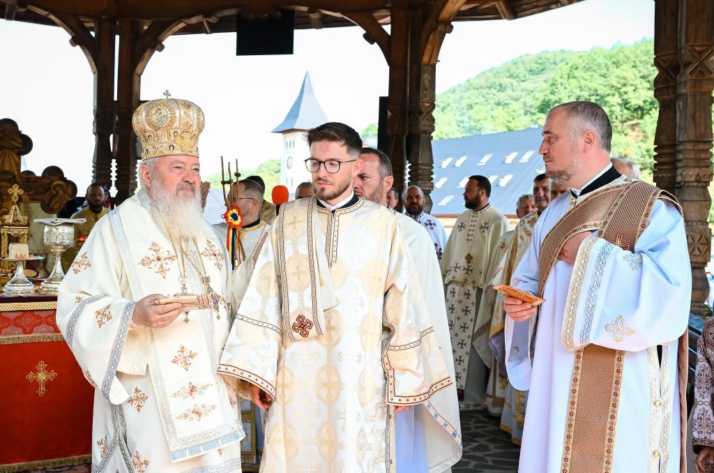Vrednic este! Teologul Gabriel-Vasile Bindea, din Chiuza, noul preot ...