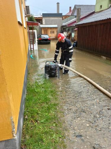 Apa a pătruns în subsoluri, curți, garaje și pe carosabil, în ...