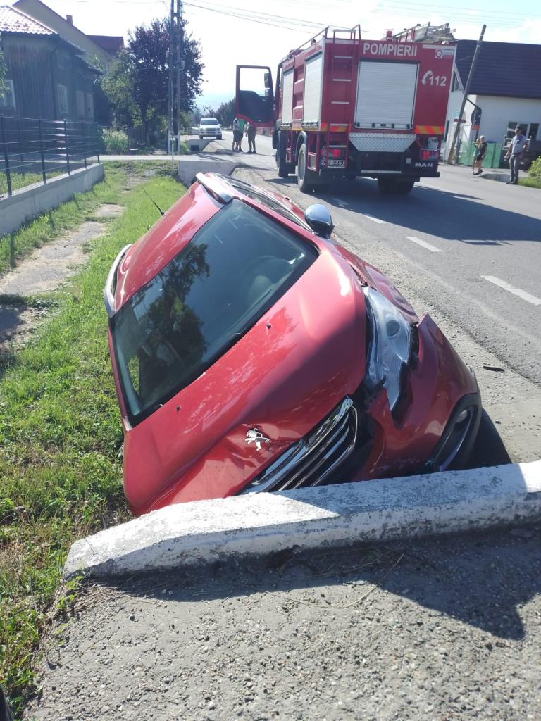 O maşină a părăsit partea carosabilă la Nușeni | Răsunetul
